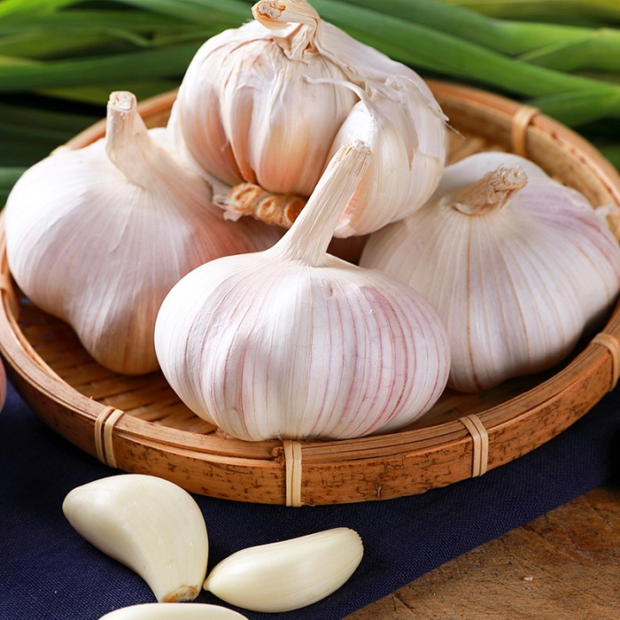 Garlic nutrient-rich: every 100 grams of water containing